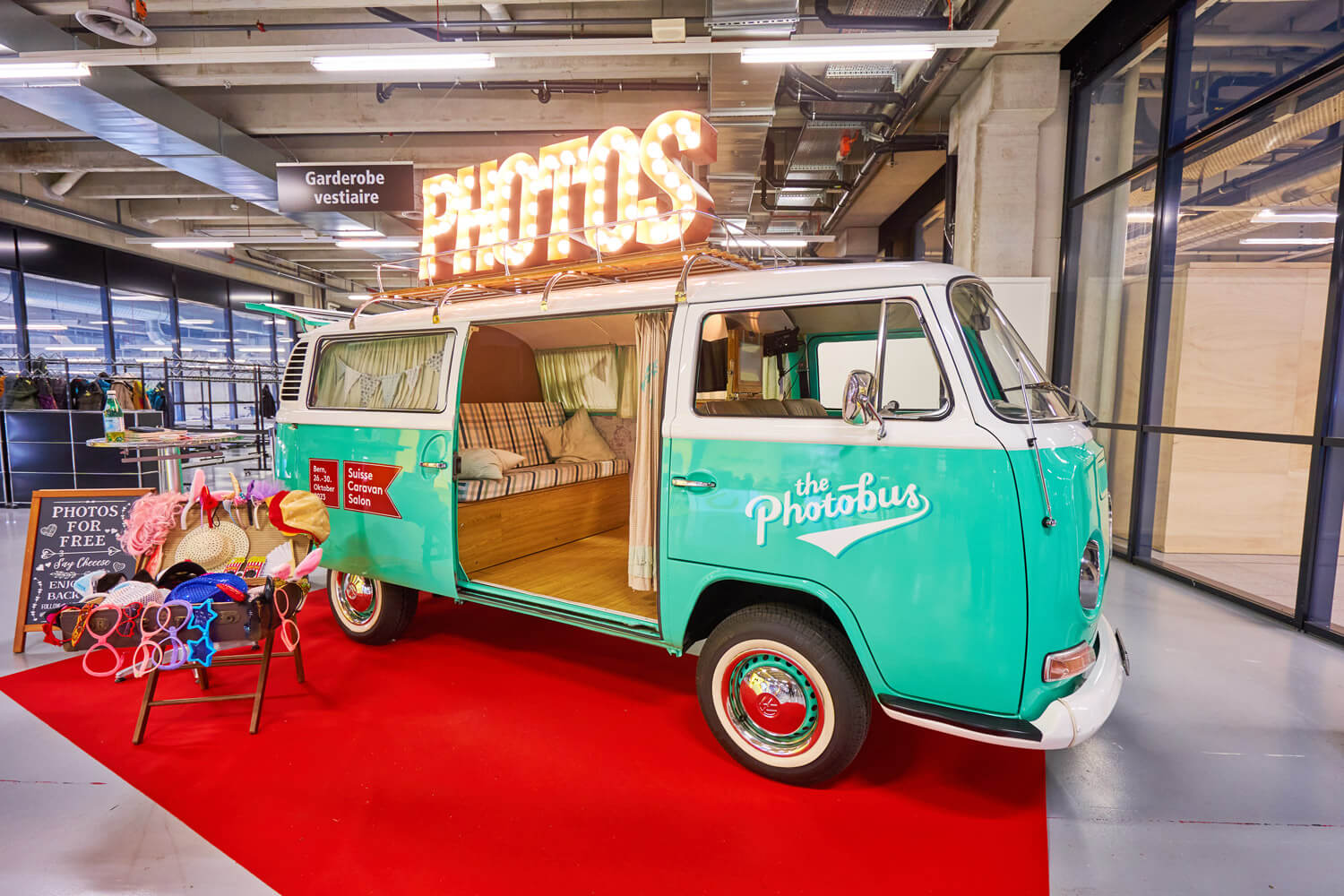 Photobus am Caravan Salon Bern – VW Bus Erlebnis für Fans